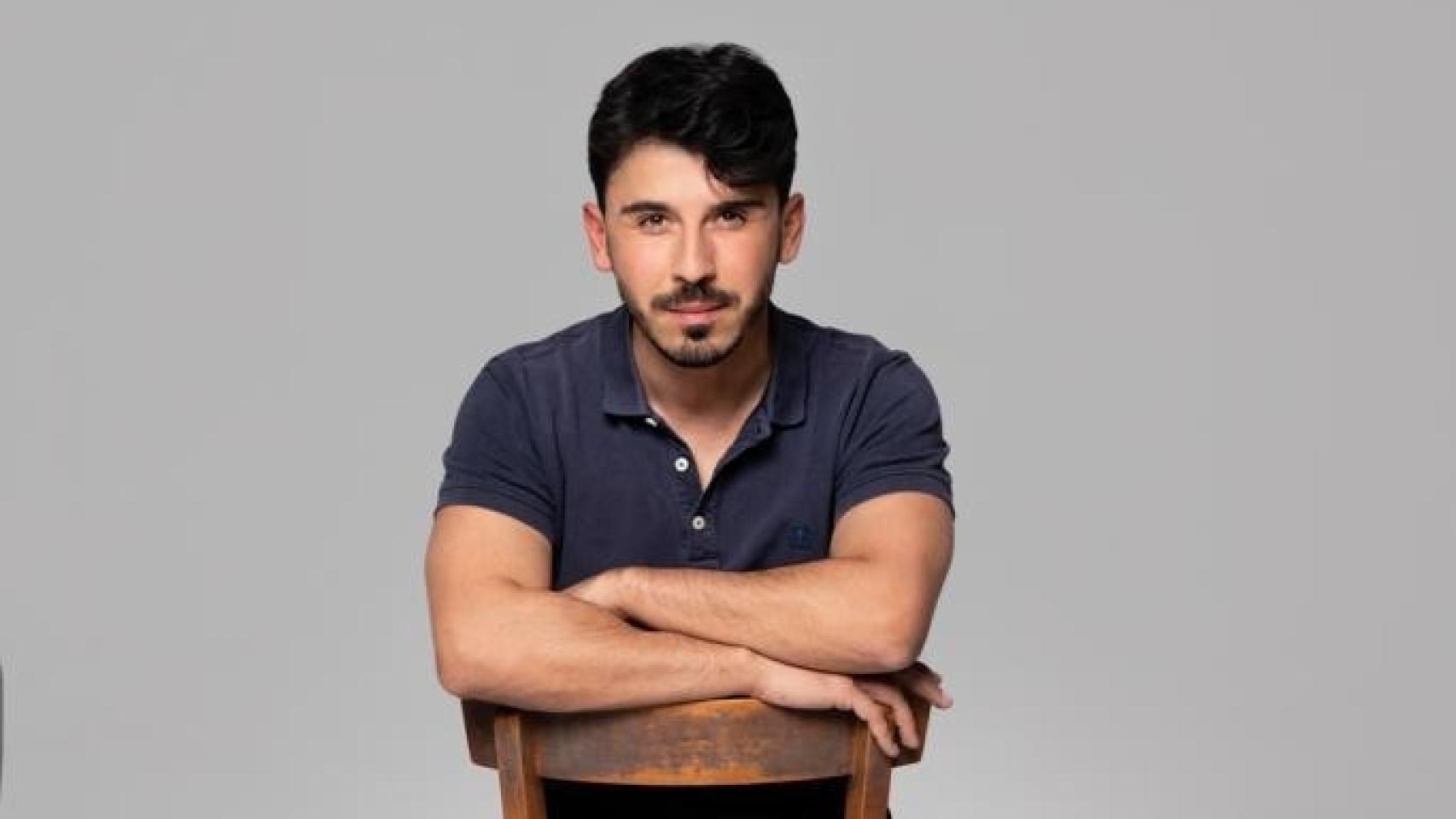 Quién es Víctor Sevilla, el actor que da vida a Roy en 'Servir y ...