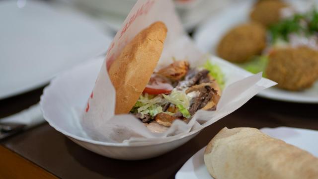 Probamos el kebab de George, el mejor de Madrid y el que le sirve a la ...