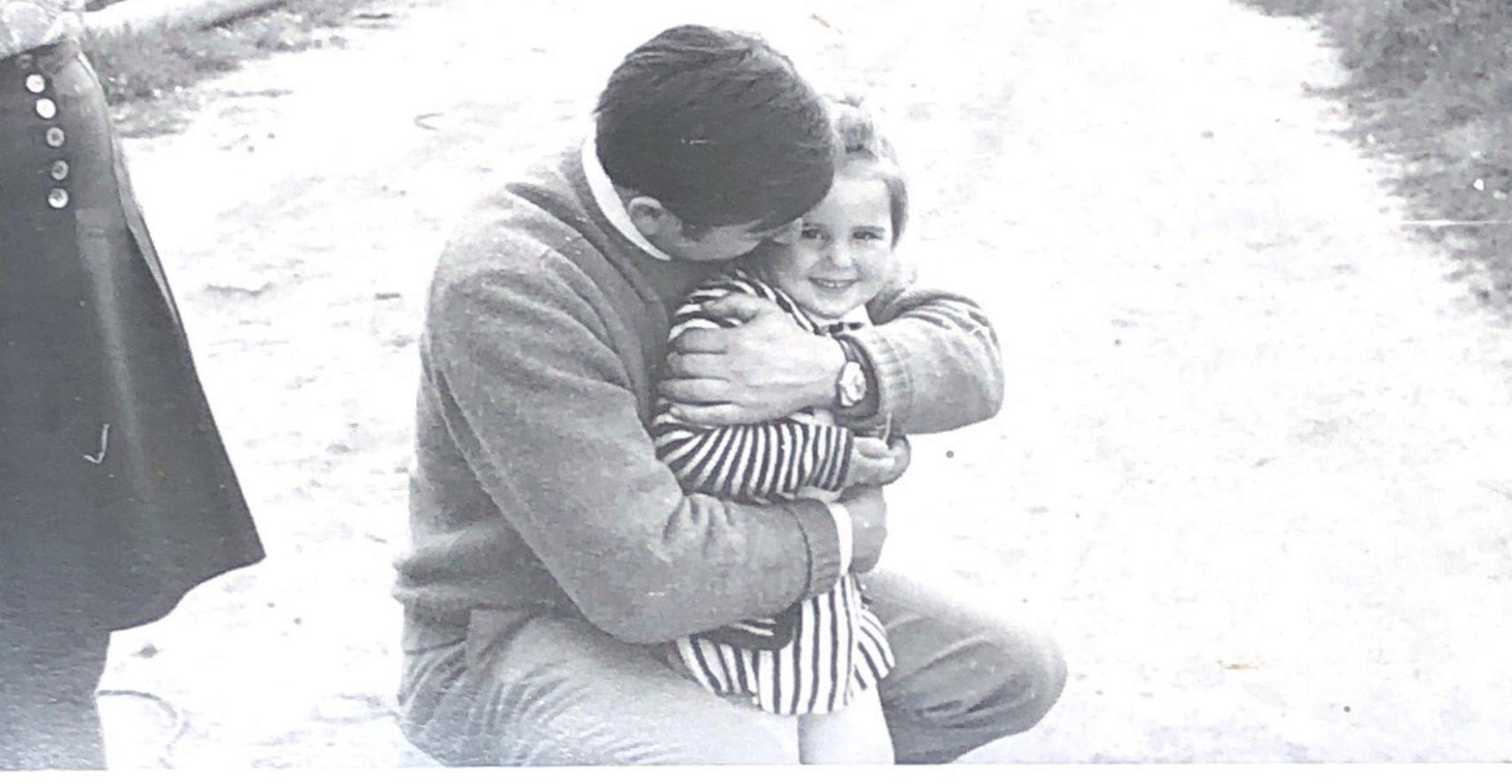 Reyes, la Sevillana que Pintó de 10 Tonos de Rosa el Castillo de ...