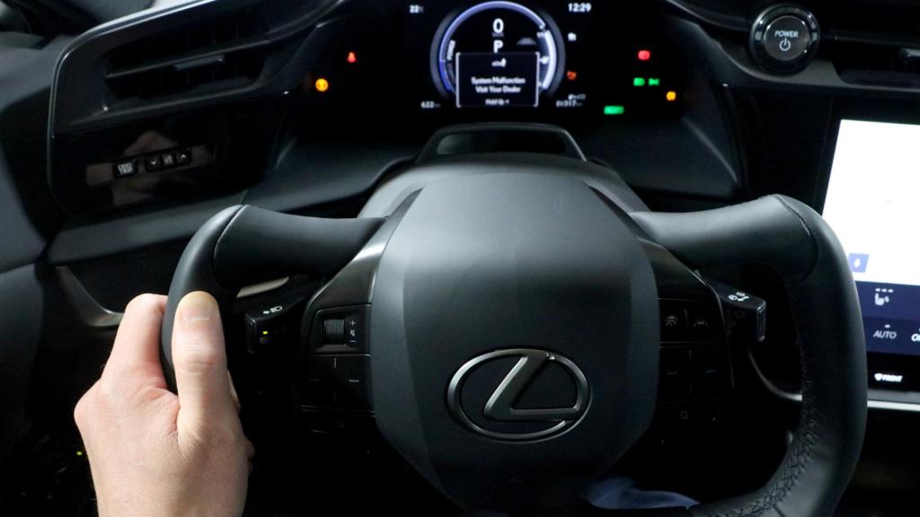 ¿Adiós al volante redondo? Probamos el último invento de Lexus que nos ...