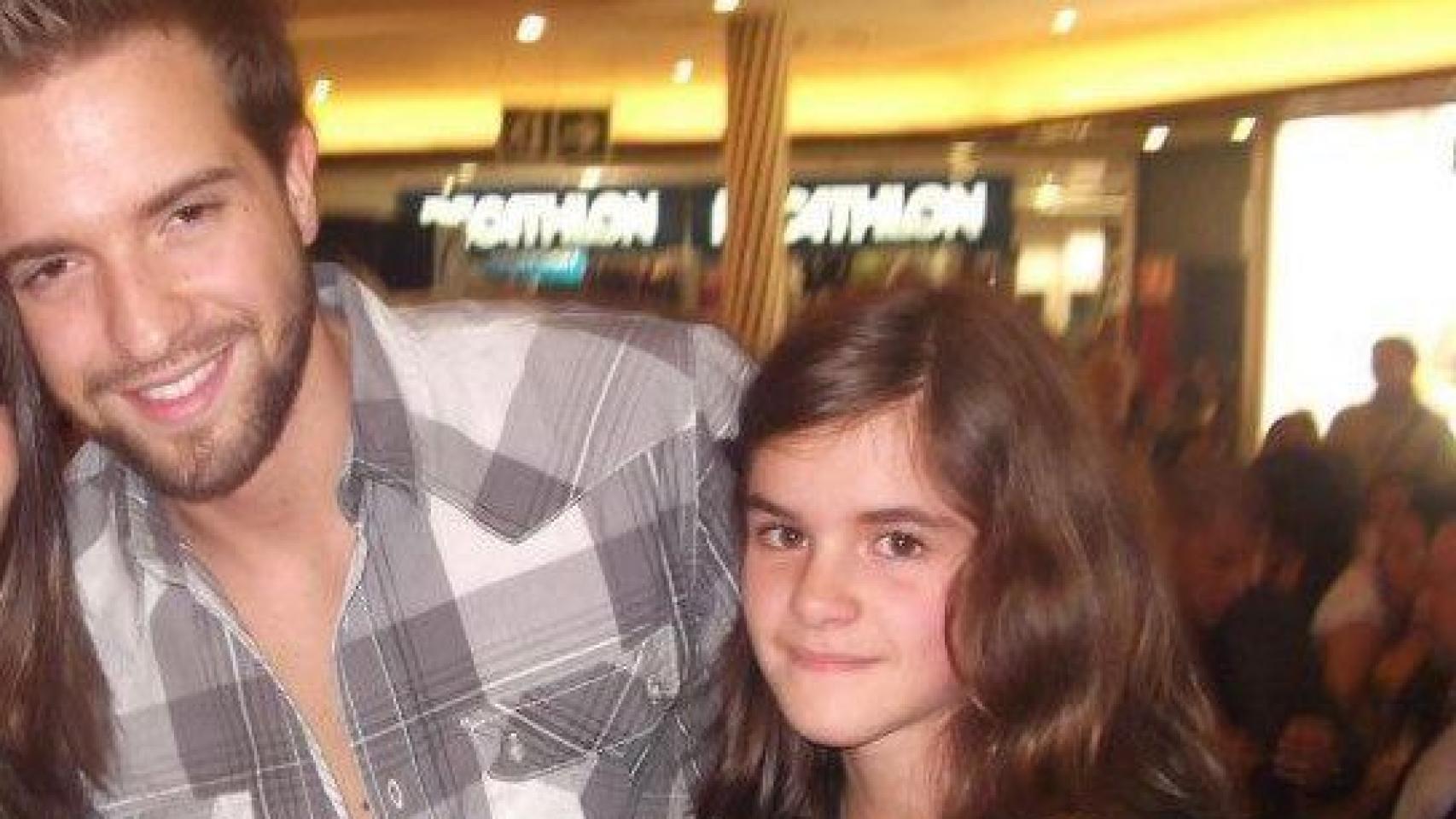 Las seguidoras de Pablo Alborán toman el Teatro Cervantes de Málaga ...