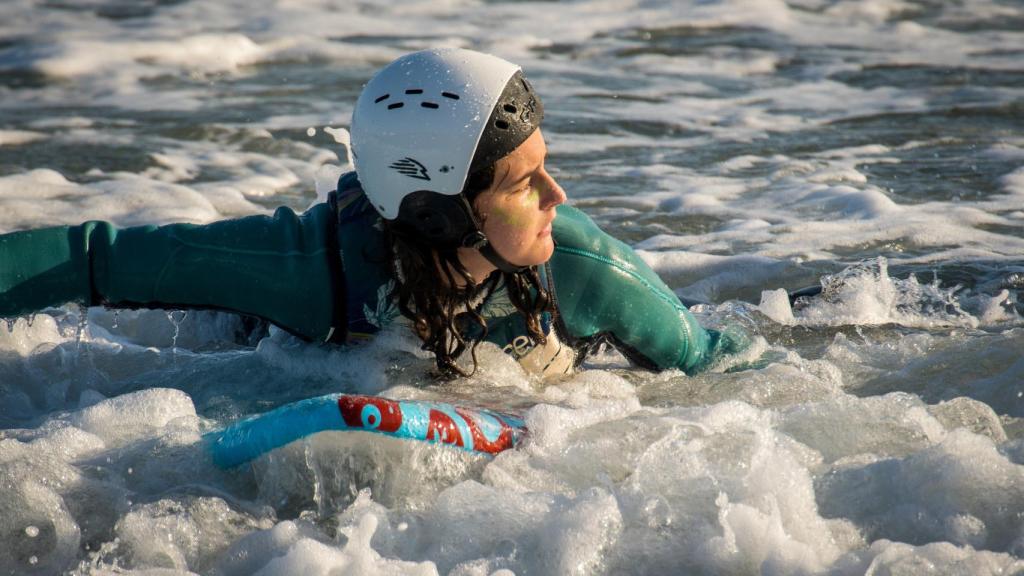 Sarah, la Heroína de la Tabla de Surf: Campeona tras Perder las Manos y ...
