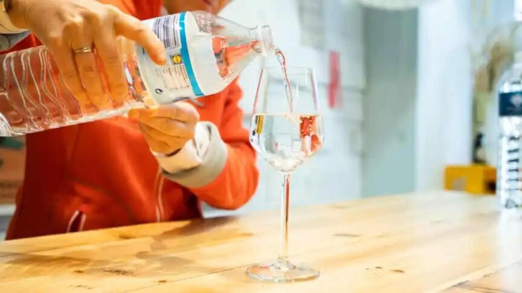 Toda la verdad sobre el agua embotellada: dónde emanan y cuáles son las ...