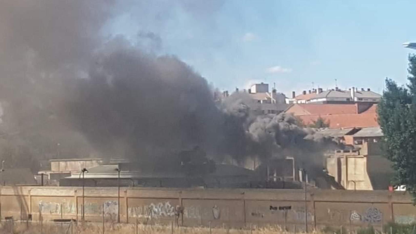 Un incendio en Palencia afecta a una fábrica de armas y genera una ...