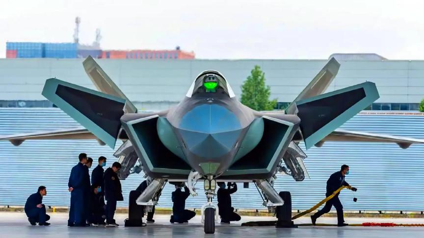 Así es el caza J-20, el 'Dragón Poderoso' que lidera la potente fuerza aérea china ante Taiwán
