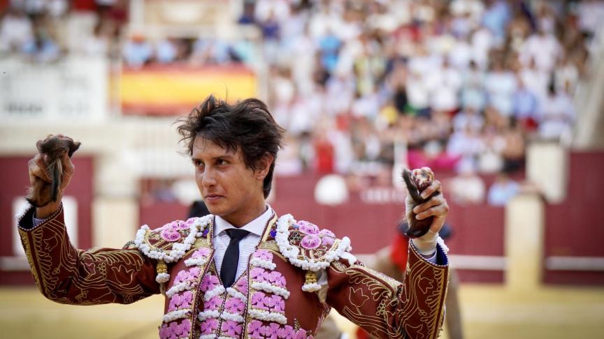 El torero Roca Rey, ganador del trofeo Capote de Paseo a la mejor faena ...