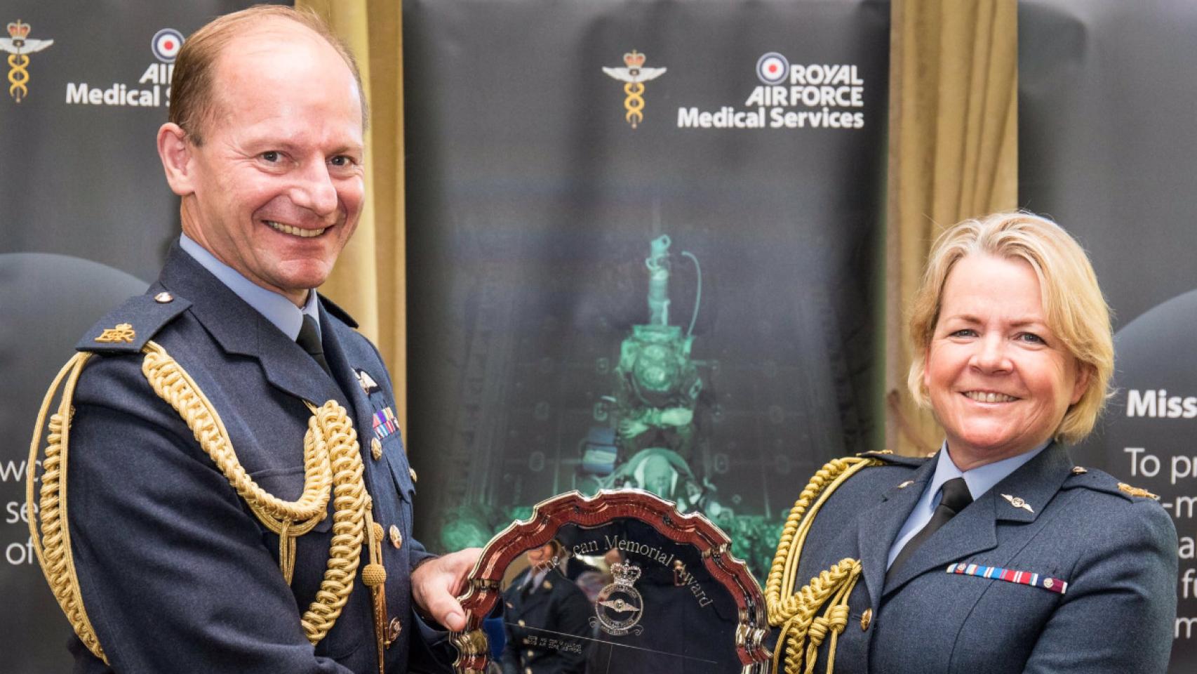 La Royal Air Force limita el acceso a los "hombres blancos" para ...