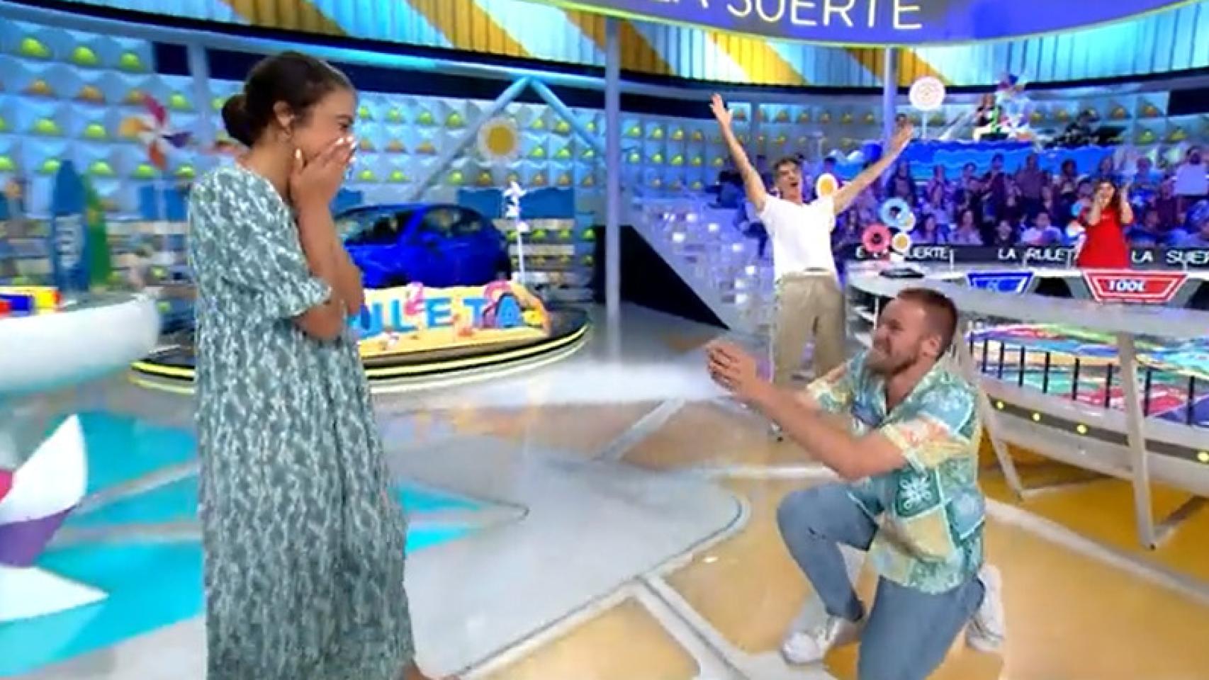 Momentazo en 'La ruleta de la suerte': un concursante le pide matrimonio a su pareja en el plató