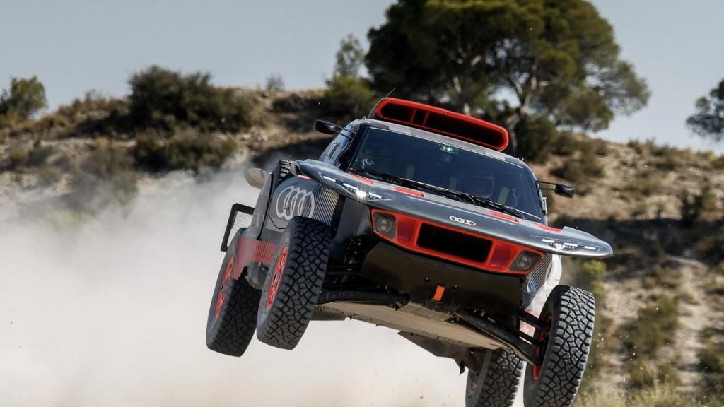 Carlos Sainz presenta su nueva arma para ganar el Rally Dakar 2023: así es el Audi RS Q e-tron E2