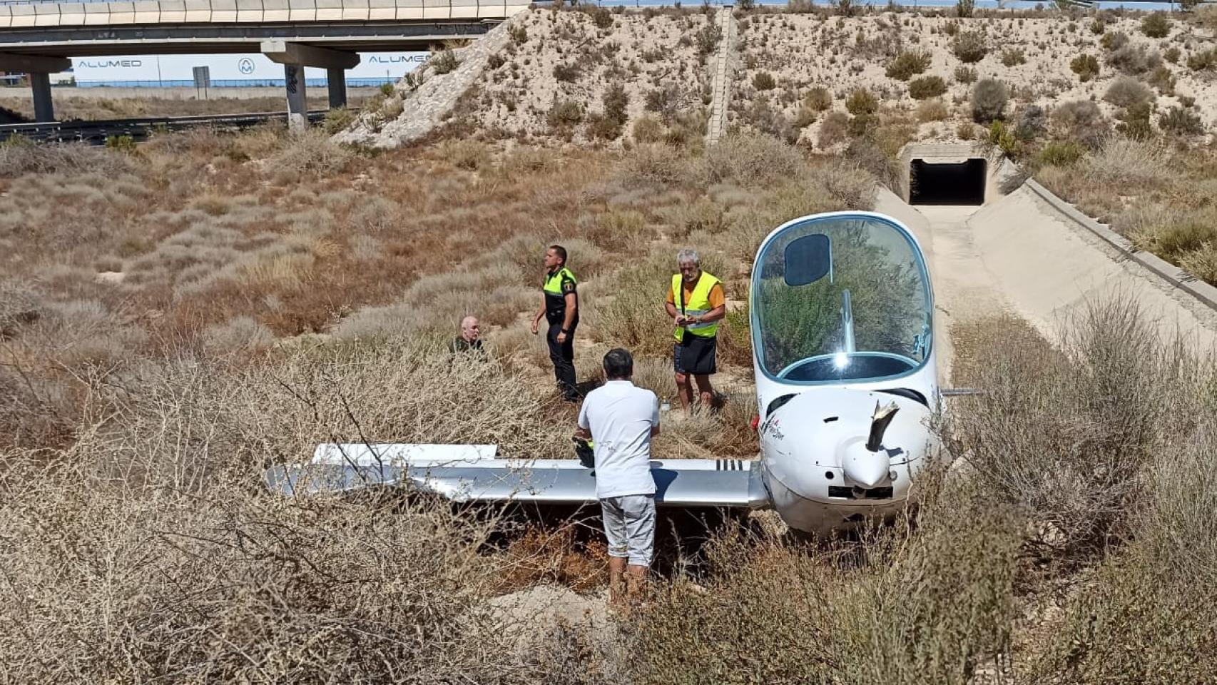 Dos vascos que daban la vuelta a España, heridos leves tras un accidente con su avioneta en Mutxamel