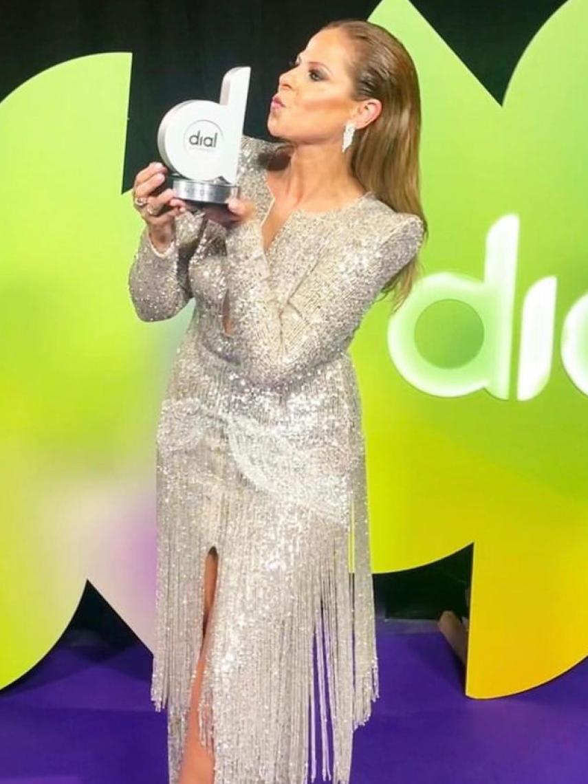 Pastora Soler triunfa en los Premios Dial 2022 con dos vestidos de ...