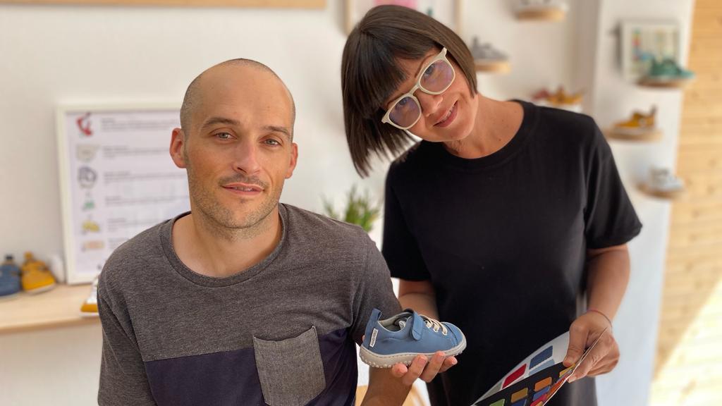 El gran éxito de los zapatos para niños de Laura y Héctor: ya venden 25 ...