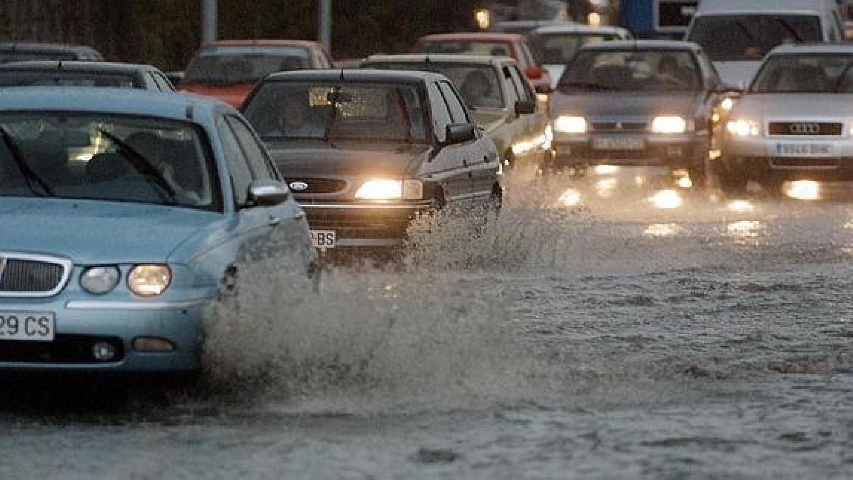 Cuidado al circular con lluvia: la multa de 500 € de la DGT por este ...