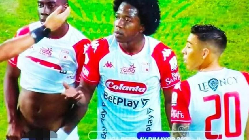 El futbolista Geisson Perea enseña su pene en pleno partido: "No quise ...