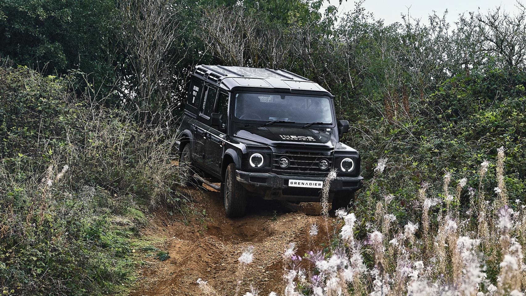 Lewis Hamilton ‘deja’ los circuitos por un día para subirse a este 4x4 ...
