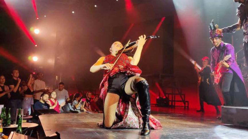 WAH: Un show musical con tacos, sushi, jamón ibérico y mucha fiesta