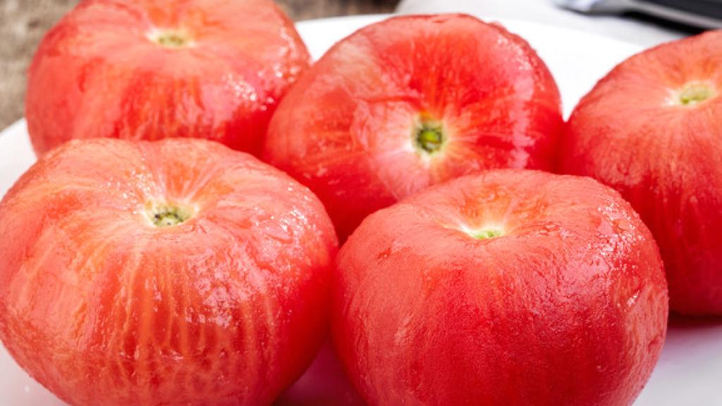 El sencillo truco del chef José Andrés para pelar un tomate en 3 segundos