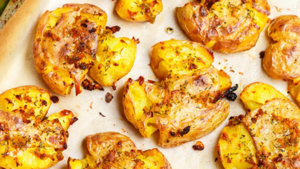 Patatas aplastadas al horno, una receta crujiente y adictiva