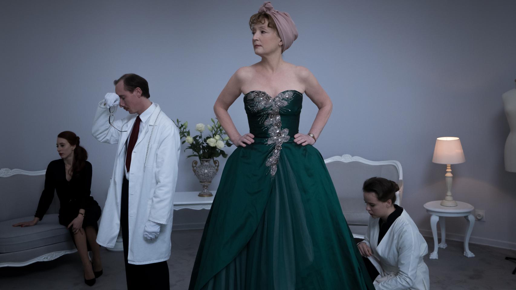 ¿Qué vestidos de Dior se pueden ver en la película 'El viaje a París de ...