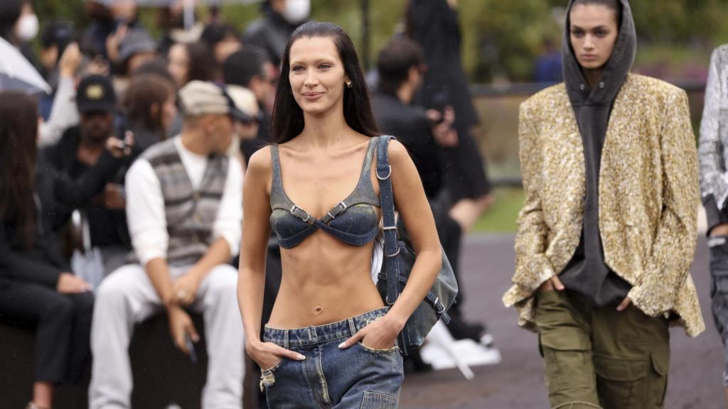 Cómo adoptar el estilo de moda de los años 2000