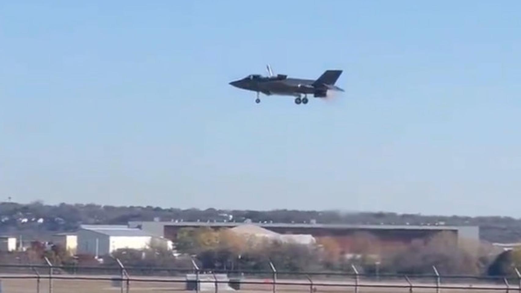 El impactante vídeo de un caza F-35B chocando contra la pista: el piloto se salva en el último ...