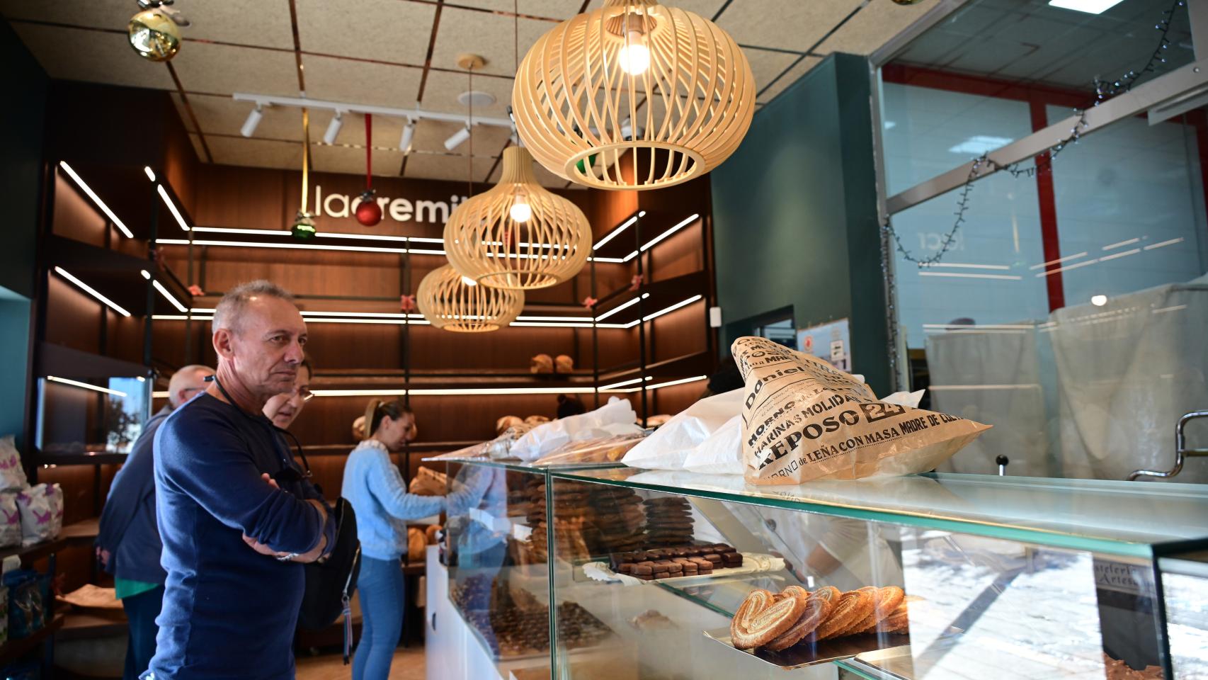 Mari Ángeles y Daniel, los gaditanos que hornean el pan para los ...