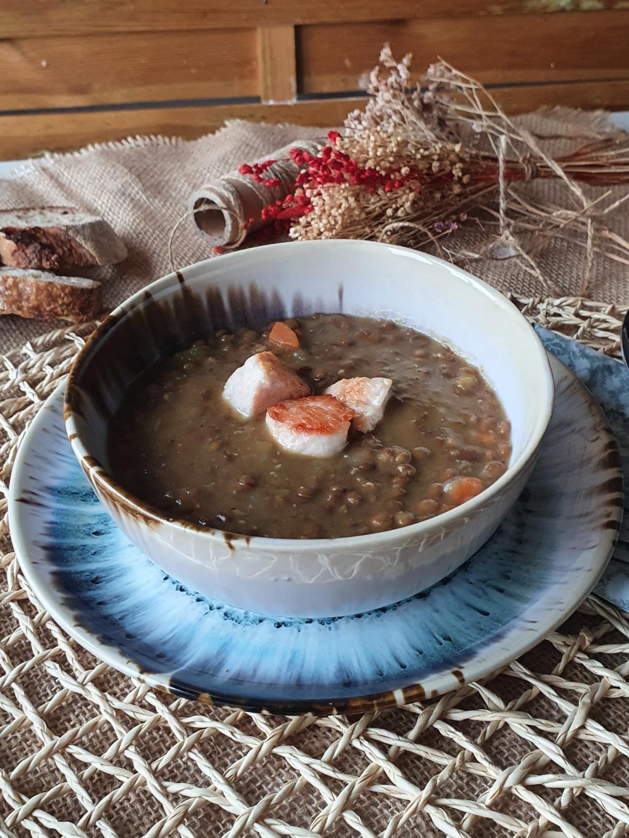 Lentejas guisadas con pavo, un plato de cuchara ligero y fácil