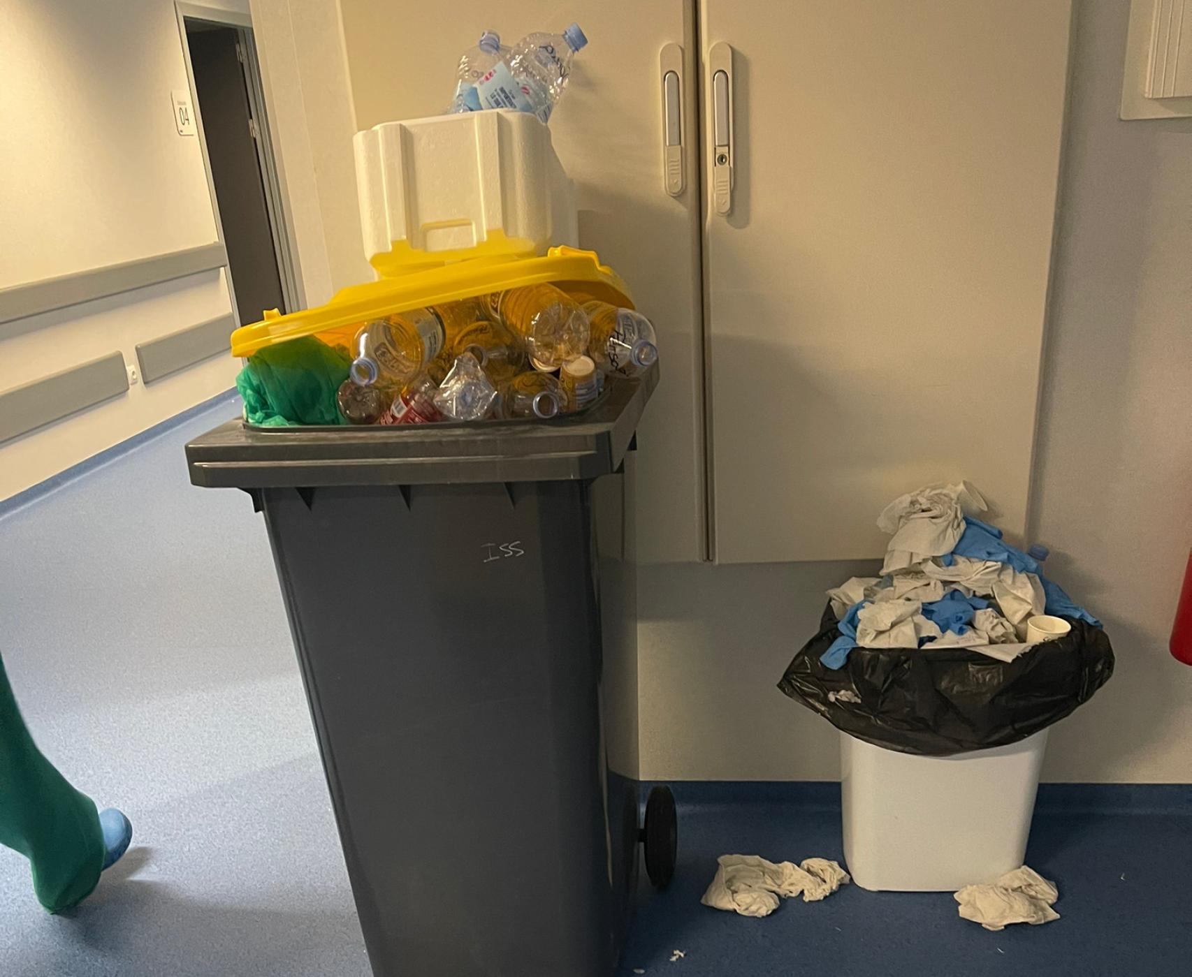 Suciedad, papeleras desbordadas y cuartos llenos de basura en el ...