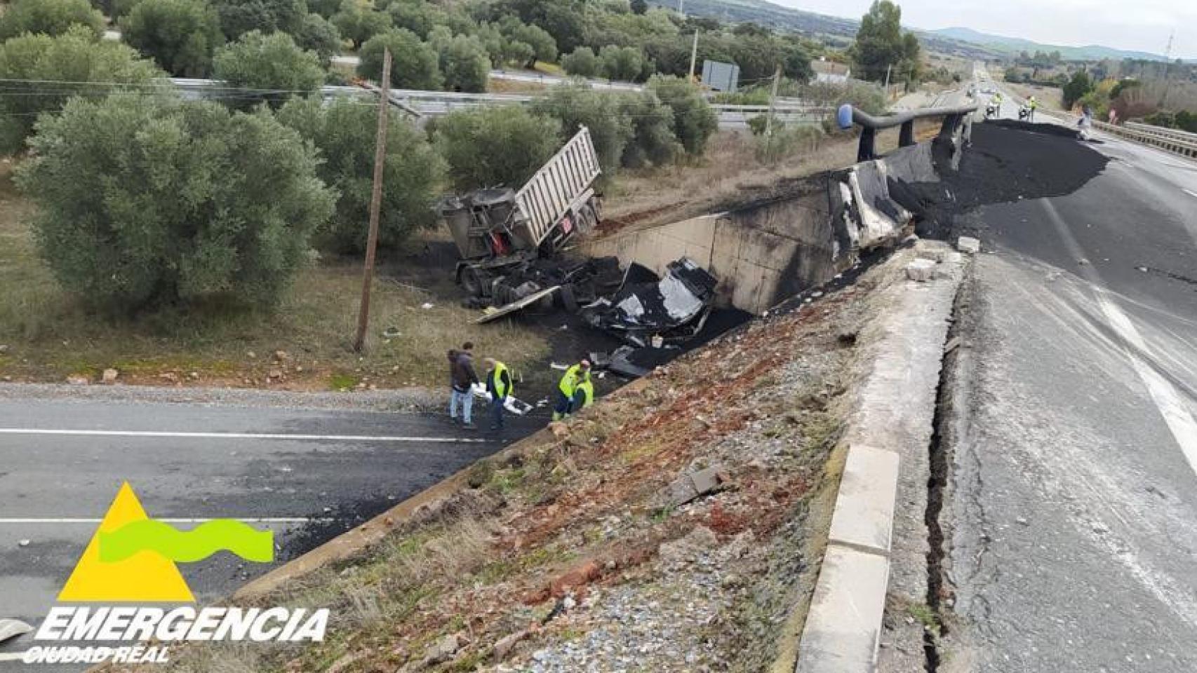 Un brutal accidente entre un camión y un turismo corta una carretera en ...