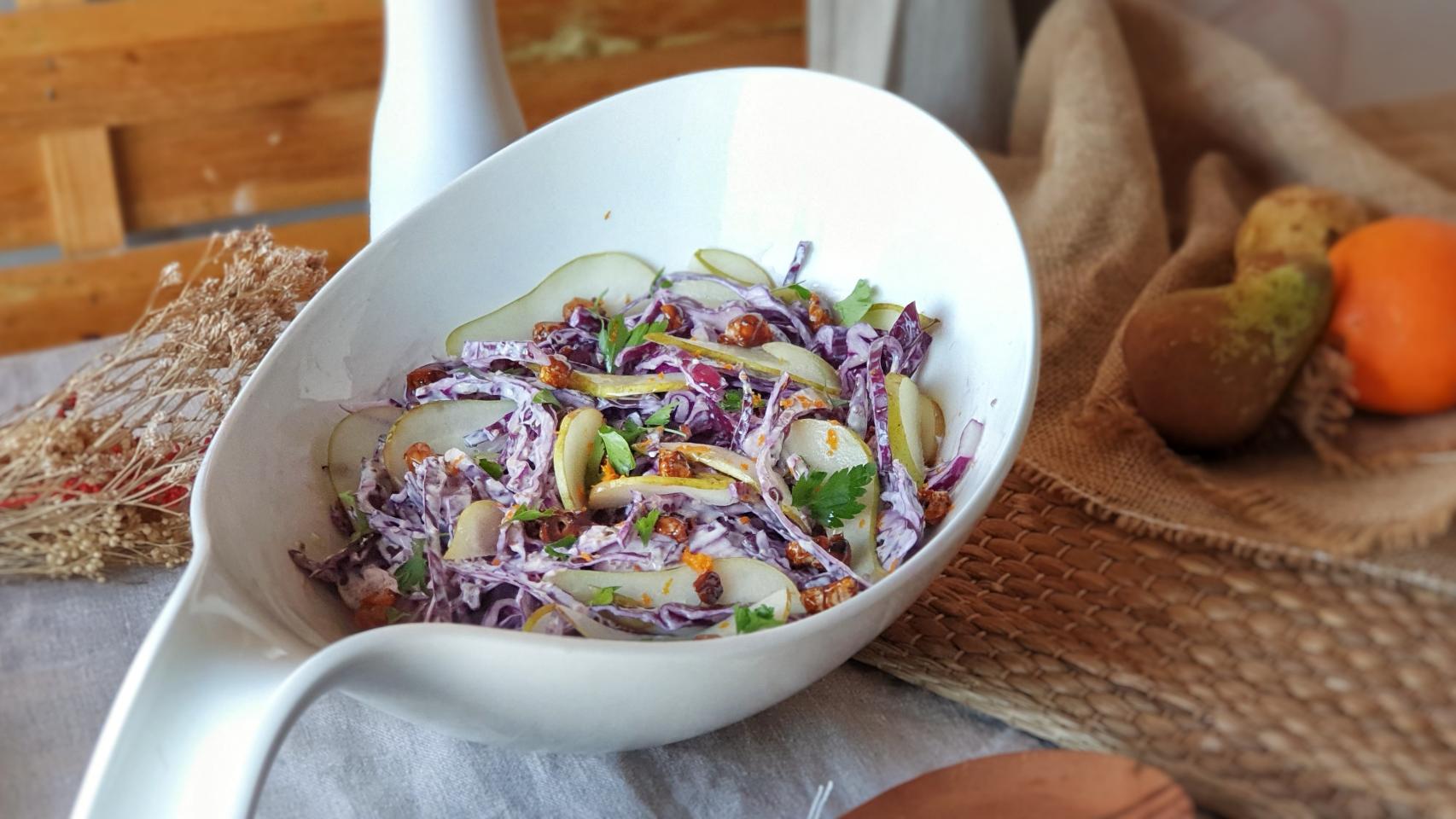 Ensalada de lombarda, avellanas y pera, receta fácil de entrante saludable