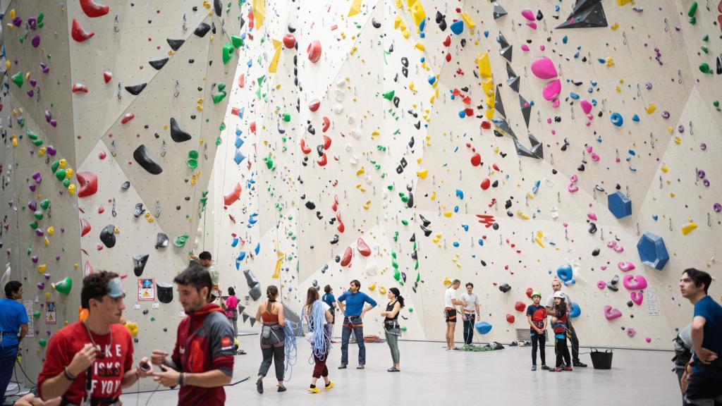 Escalada 'indoor': el deporte más 'it' para entrenar todo el cuerpo y ...
