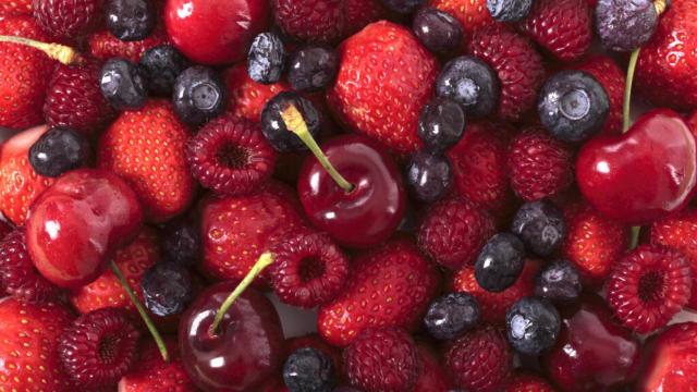 La 'superfruta' que reduce el ácido úrico en sangre y cuida el corazón