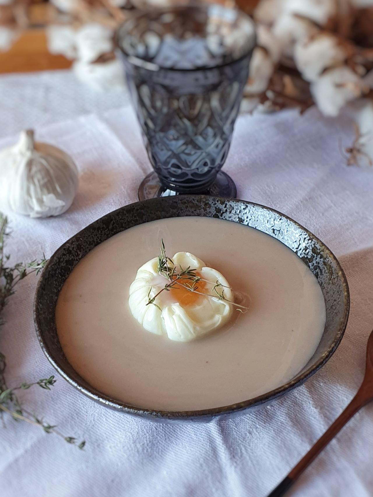 Sopa de tomillo con huevo, una receta tan humilde como reconfortante