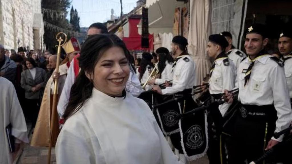 La reverenda Sally Azar, ordenada la primera mujer sacerdote en Tierra ...
