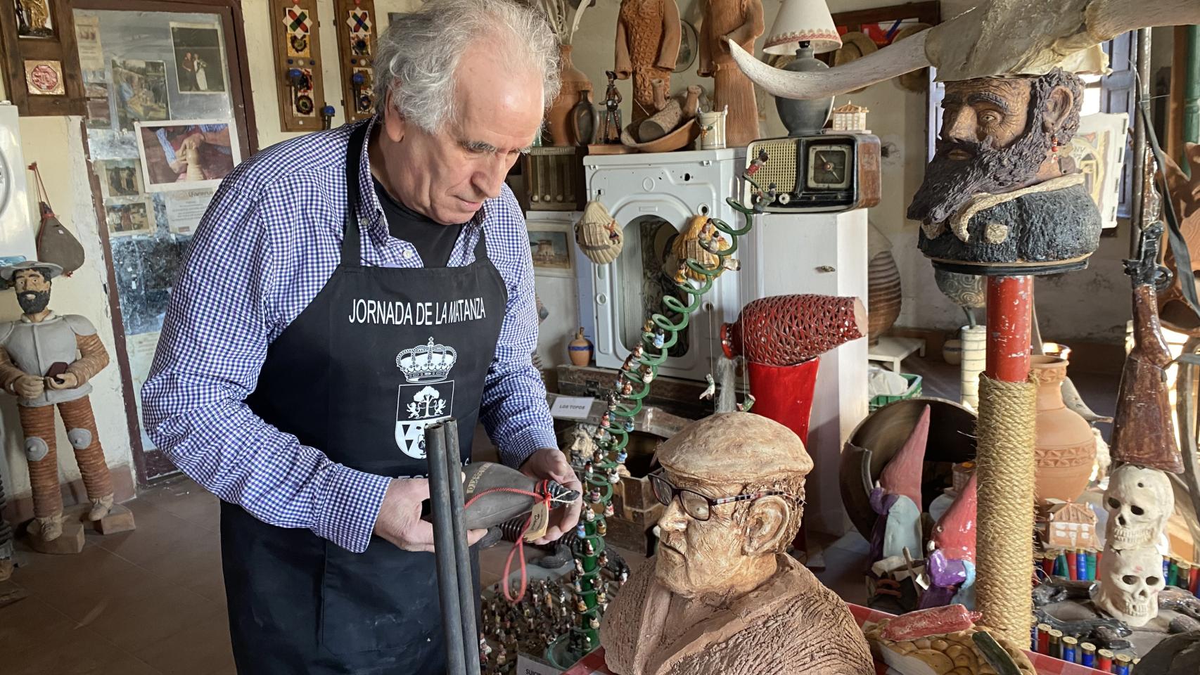 El ceramista que busca batir un Récord Guinness con miles de piñones de ...