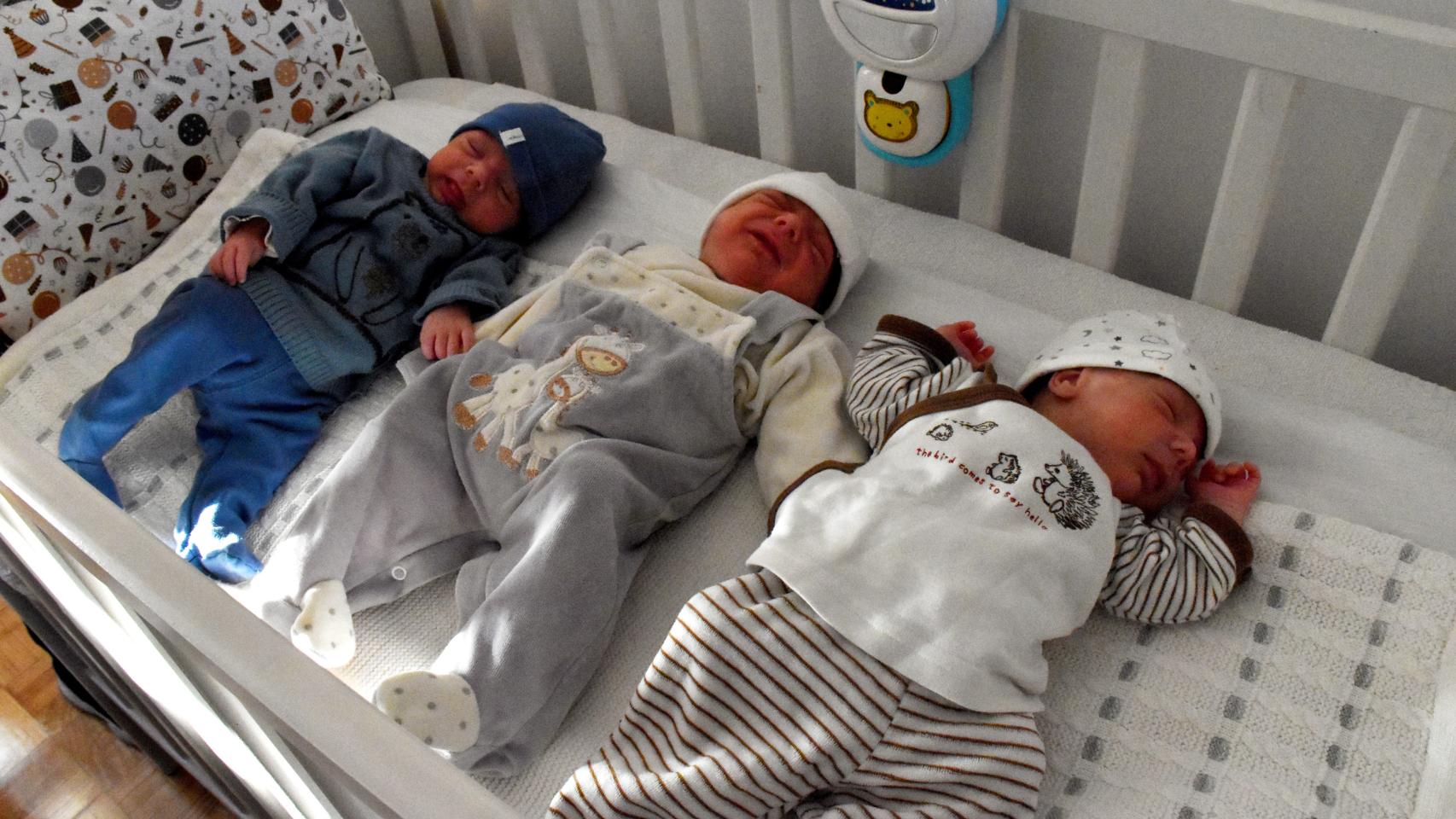 Tenían dos, fueron a por el tercero y nacieron trillizos: la vida con ...