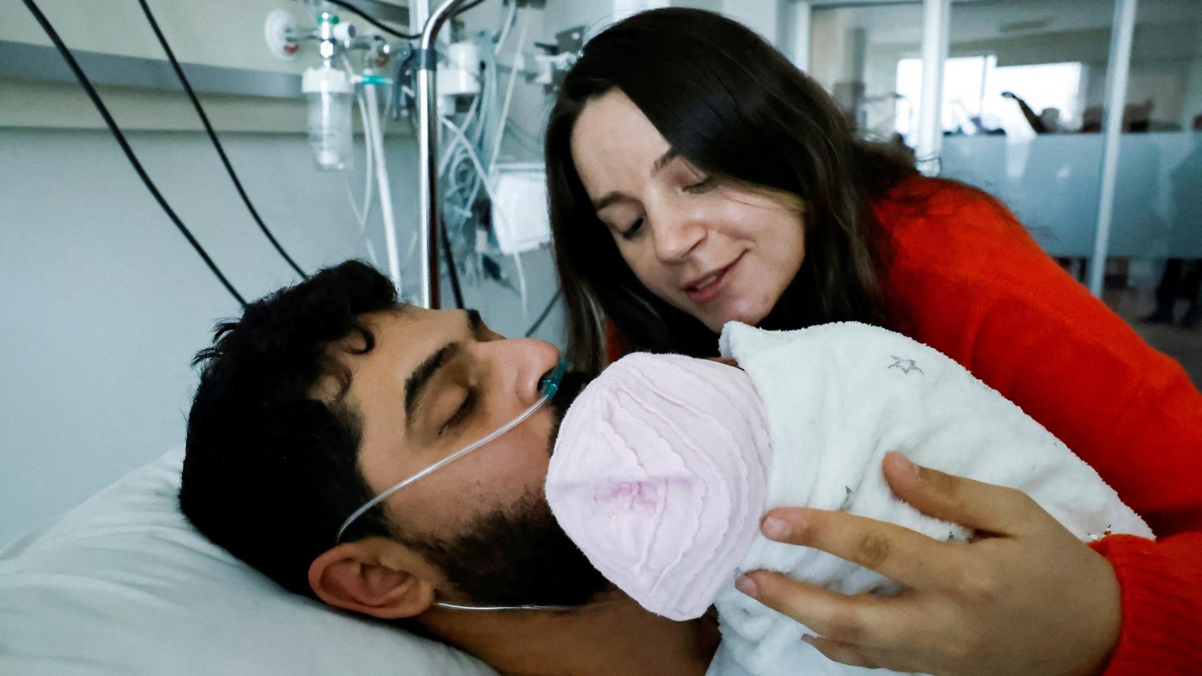 Tres supervivientes, entre ellos un niño de 12 años, rescatados en ...