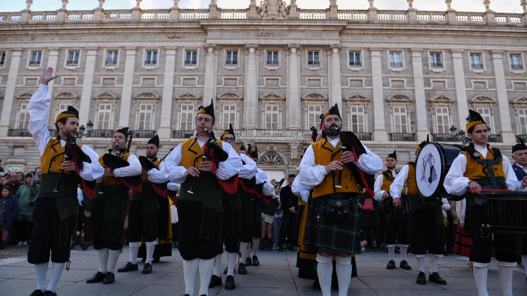 Invasión de gaiteros, pubs y la Plaza Mayor 'teñida' de verde: las ...