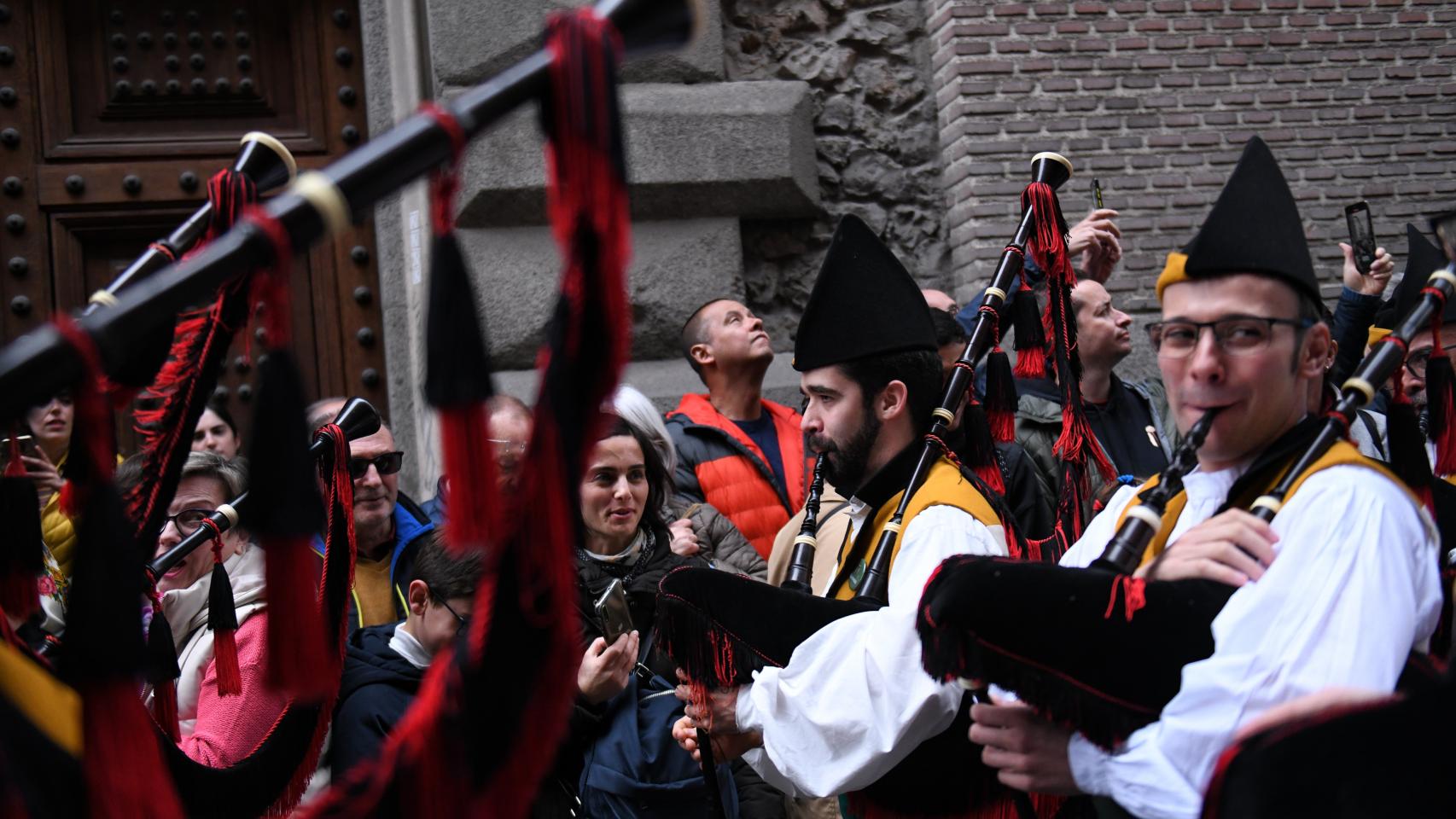 Invasión de gaiteros, pubs y la Plaza Mayor 'teñida' de verde: las ...