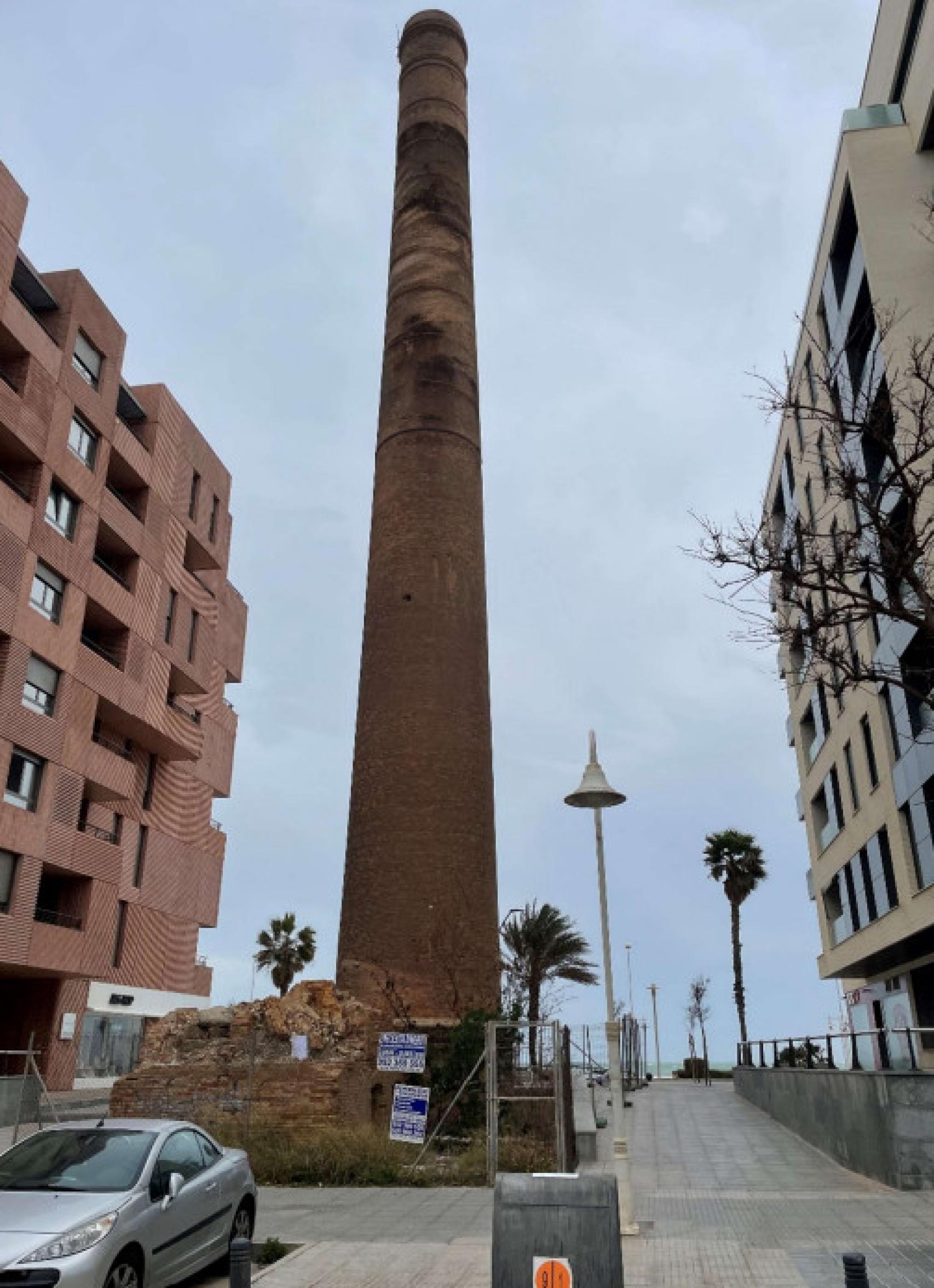 Málaga activa la obra de la antigua chimenea Cros, encajonada entre ...