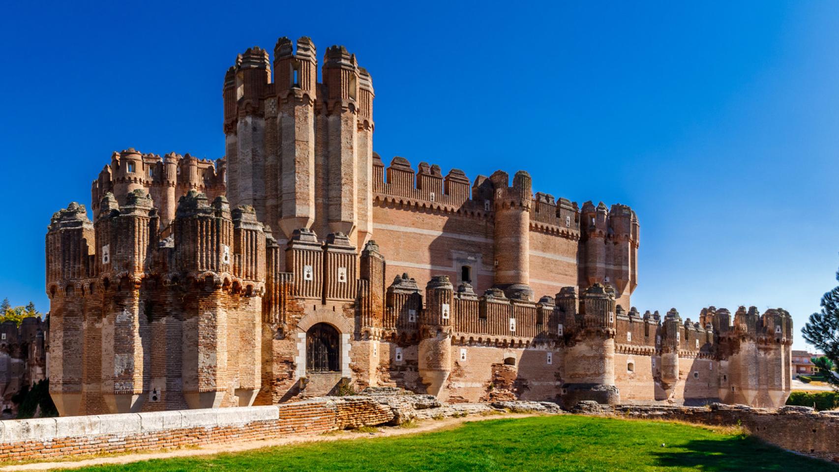 Este castillo medieval a una hora de Madrid es uno de los más ...