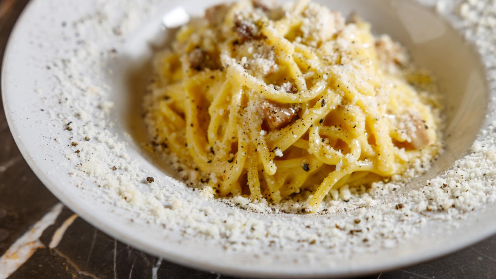 3 recetas para hacer en casa las carbonaras más icónicas de Italia