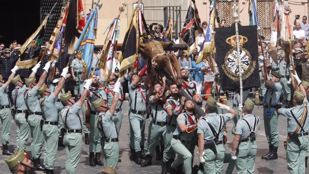 La Legión vuelve a Málaga: el desembarco y traslado de Mena atrae a ...