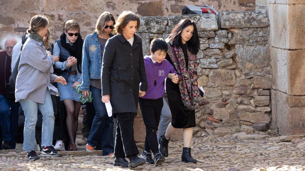 El entierro de Sánchez Dragó, en los ojos de su hijo Akela: "Papá, voy ...