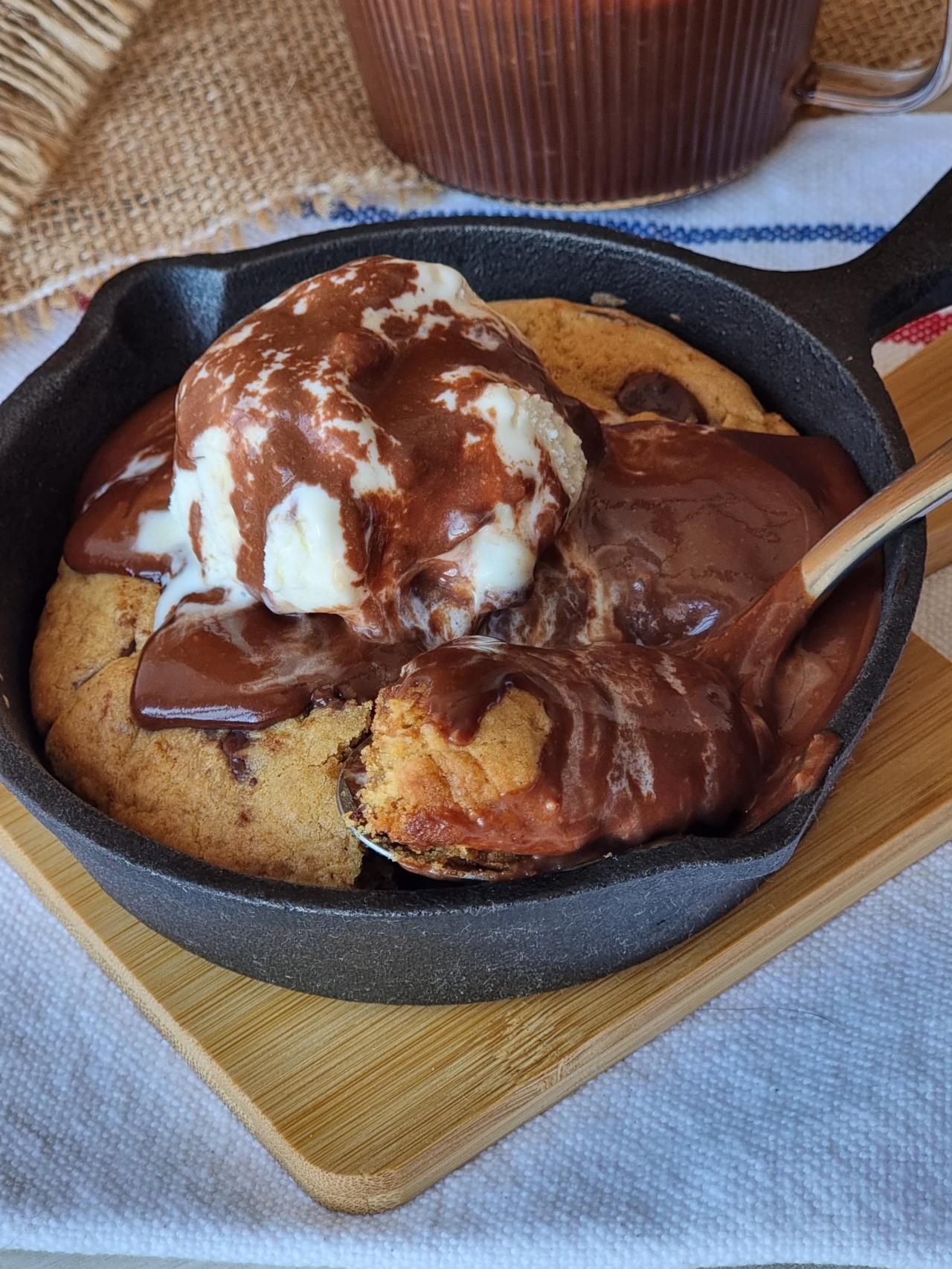 Galleta de chocolate y helado de vainilla con salsa de chocolate, así ...