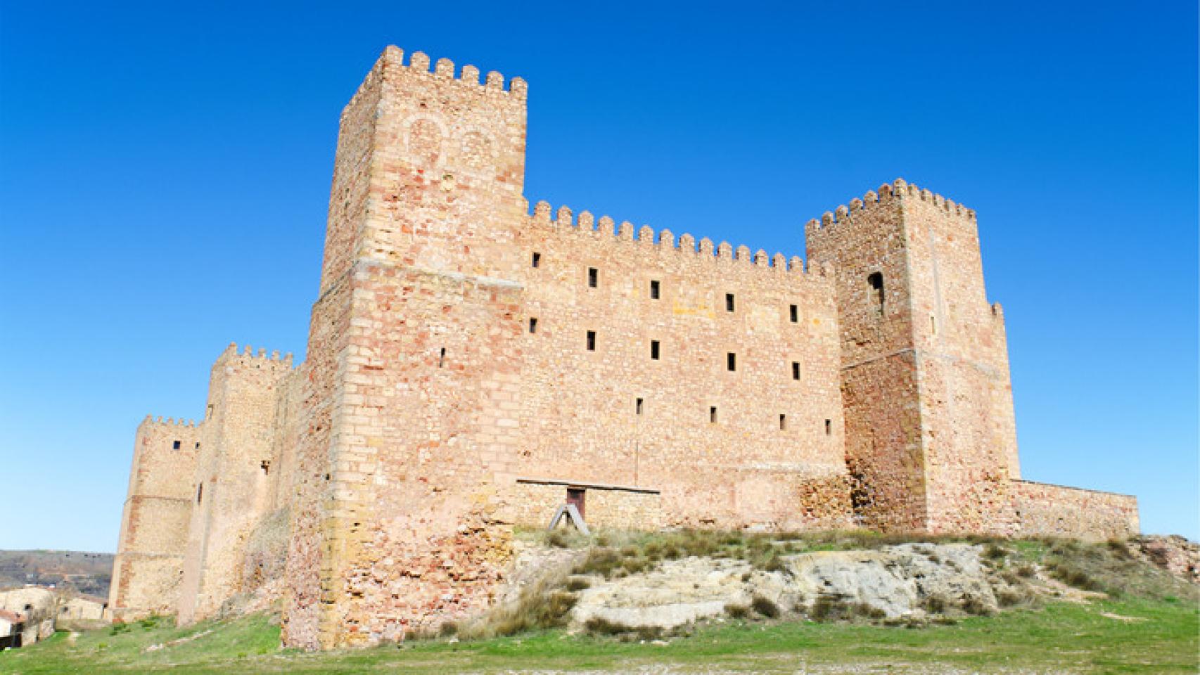 Este es el castillo medieval cerca de Madrid en el que puedes pasar la ...
