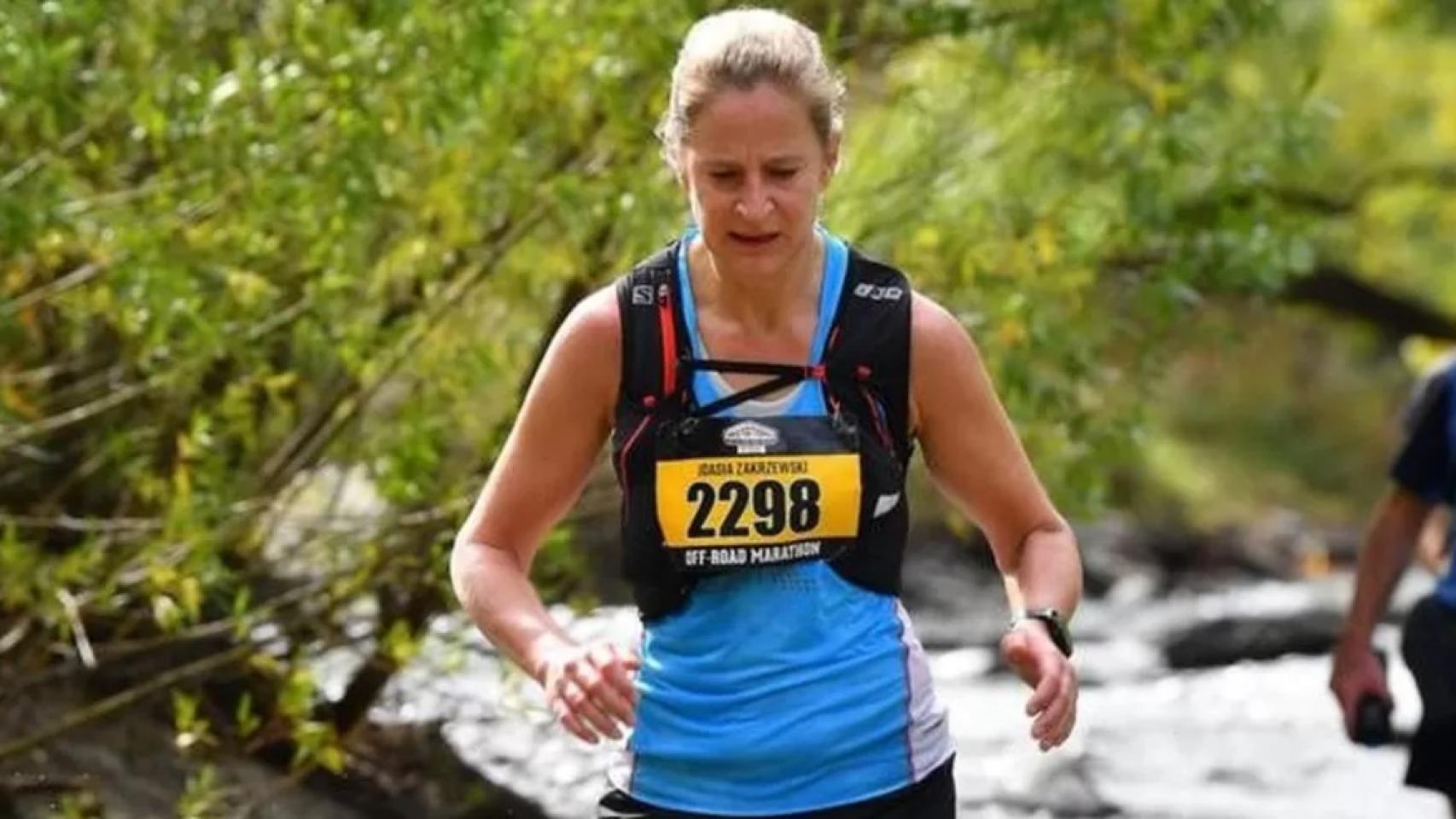 Zakrzewski, la atleta que se subió a un coche en una ultramaratón ...