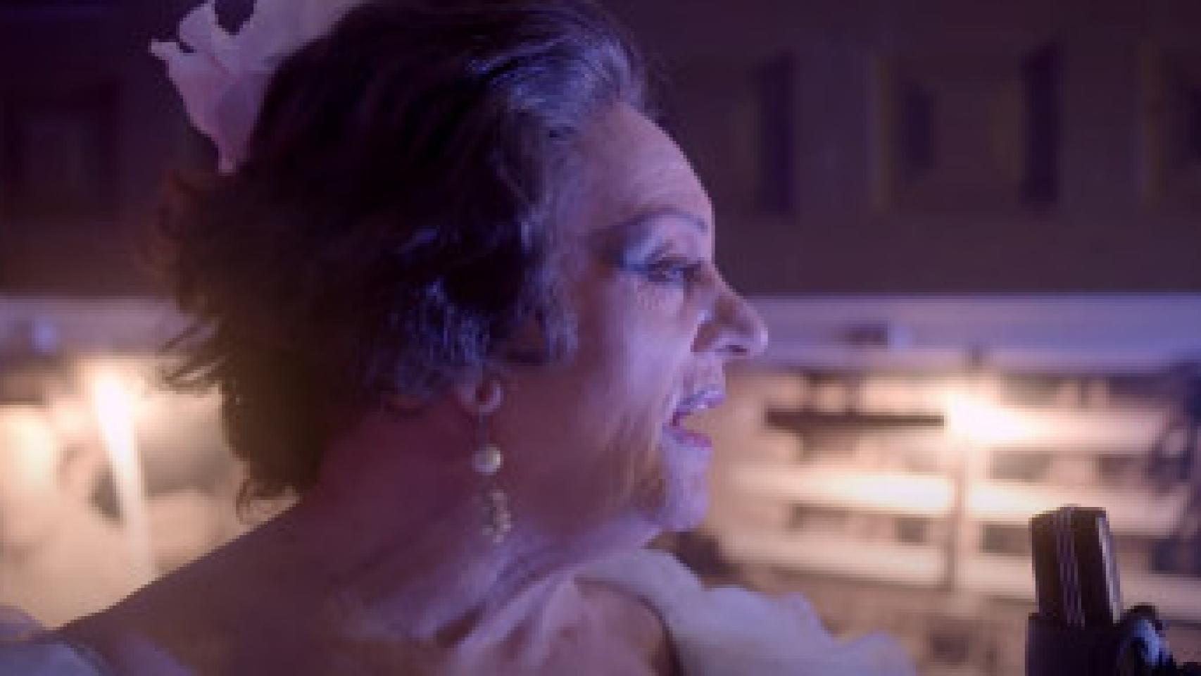 La difícil vida de Sandra Almodóvar: la artista e imitadora de Sara ...