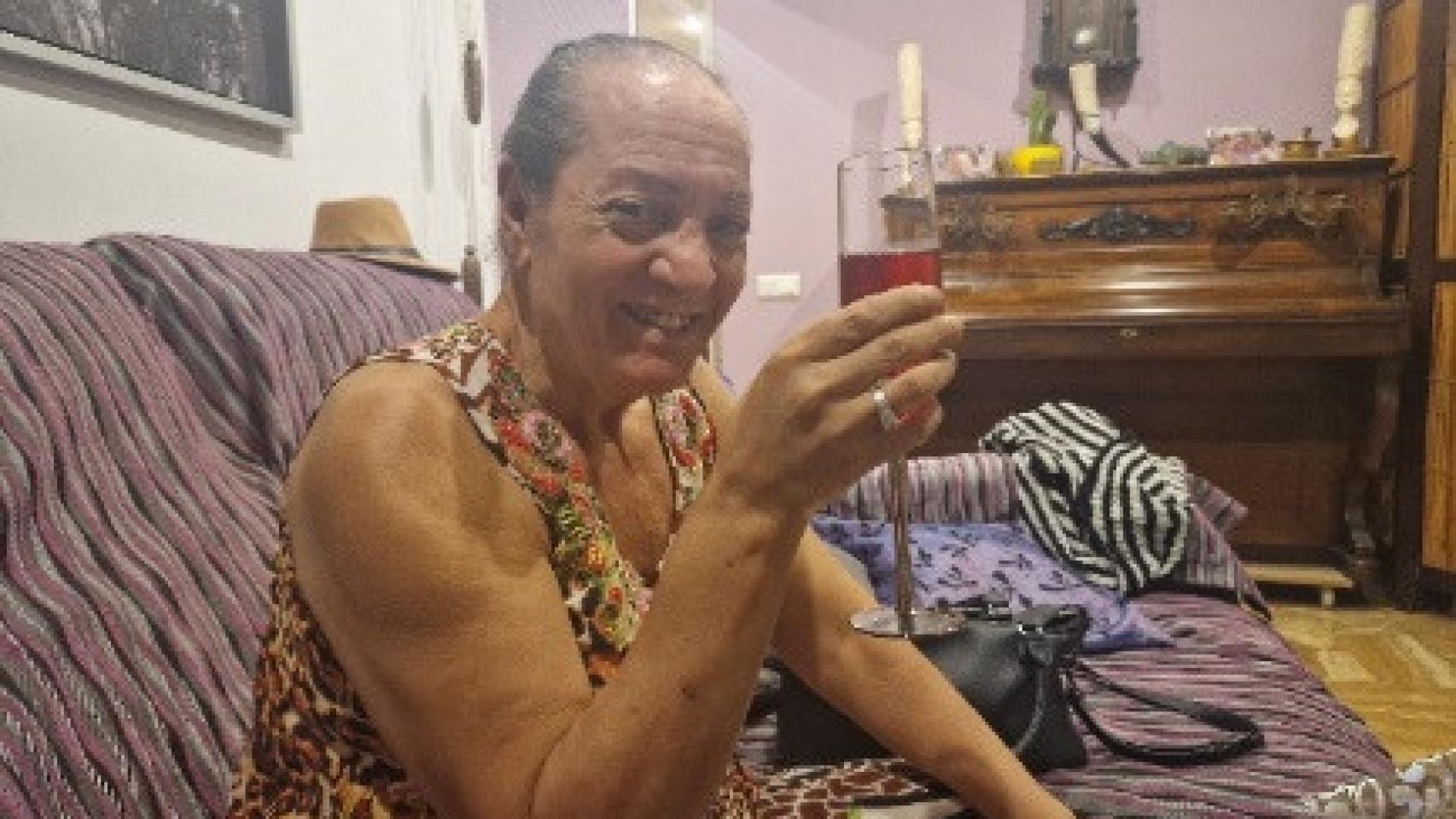 La difícil vida de Sandra Almodóvar: la artista e imitadora de Sara ...