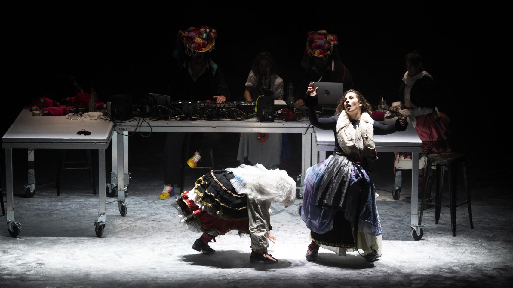 Mucha Muchacha 'perrea' con el folclore en Dansa València